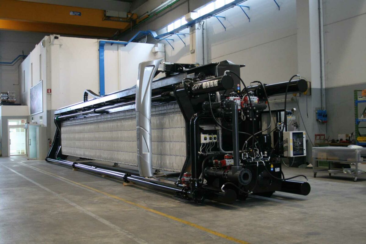 Filter press for waste and sludge treatment