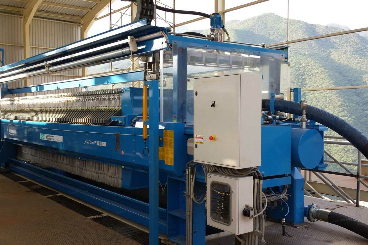 Filter press for waste and sludge treatment